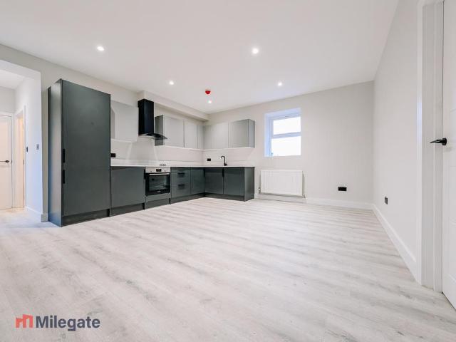 Victoria Road, Sevenoaks TN13 2 bed flat to rent £1,650 pcm £381 pw