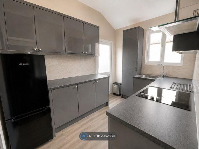 Victoria Road, Southend On Sea SS1, 2 bed flat to rent, £1,500 pcm | PrimeLocation