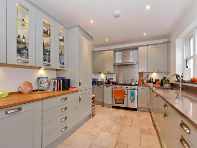 Victoria Road, Wargrave, Reading. 3 bed terraced house to rent £1,995 pcm £460 pw