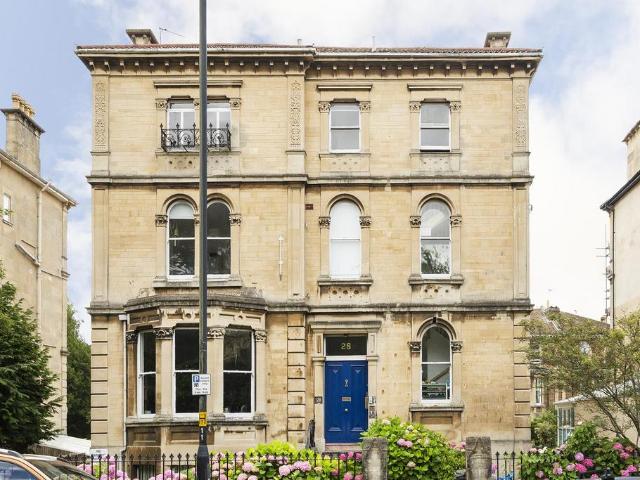 Victoria Square, Clifton, BS8 3 bed flat to rent £2,600 pcm £600 pw