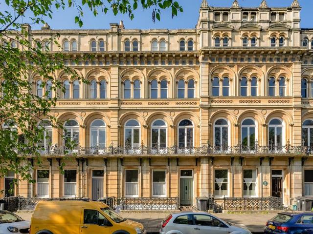 Victoria Square, Clifton Studio to rent £1,050 pcm £242 pw