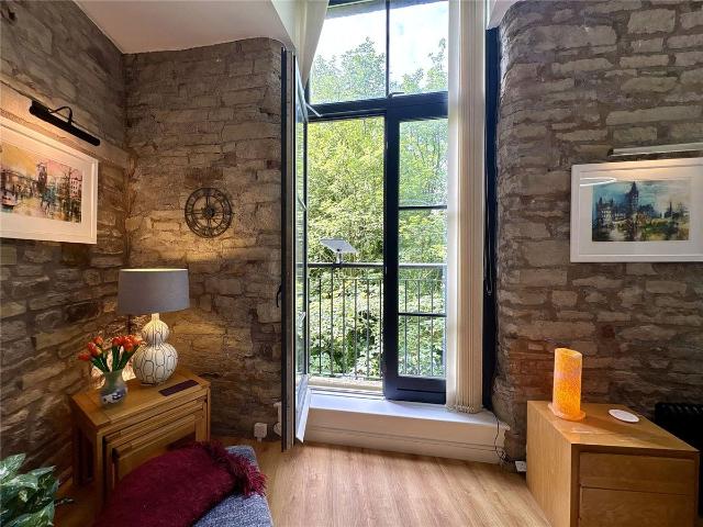 Victoria Street, Glossop, Derbyshire SK13, 2 bed flat to rent, £1,050 pcm | PrimeLocation