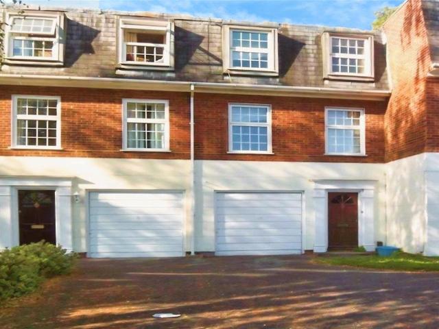 Victoria Street, Egham TW20 5 bed house to rent £2,900 pcm £669 pw