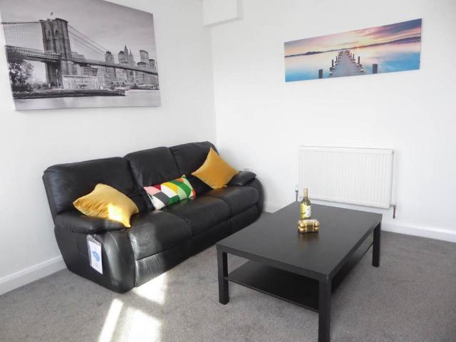 Victoria Street, Huddersfield HD5 3 bed house to rent £1,625 pcm £375 pw