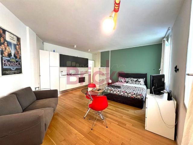 Victoria Street, Hyde Park, 3 Bedroom Apartment