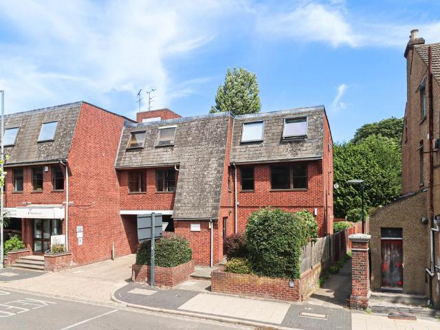 Victoria Street, St. Albans, AL1 2 bed flat to rent £1,850 pcm £427 pw