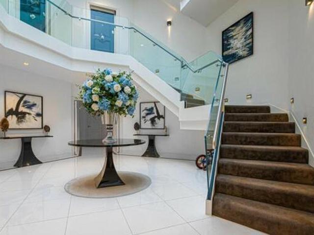 Victoria Street, Windsor, 2 Bedroom Flat
