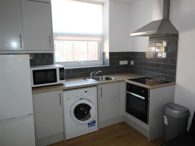 Victoria Street TW20, 1 bed flat to rent, £1,150 pcm | PrimeLocation