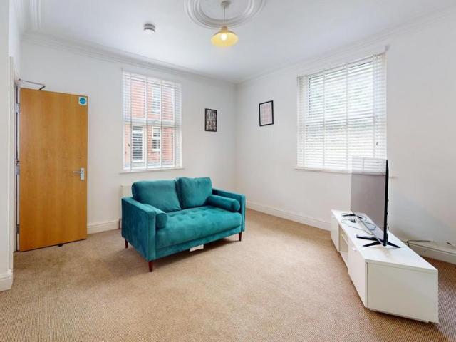 Vicarage Avenue, Leeds LS5 2 bed house to rent £1,196 pcm £276 pw