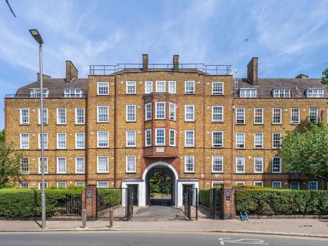 Vicarage Crescent London SW11 2 bed flat to rent £2,300 pcm £531 pw