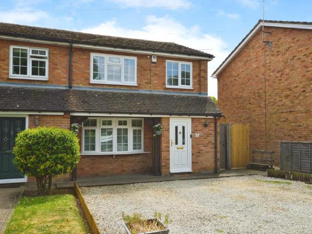 Vicarage Gardens, Flamstead, AL3 4 bed house to rent £2,395 pcm £553 pw