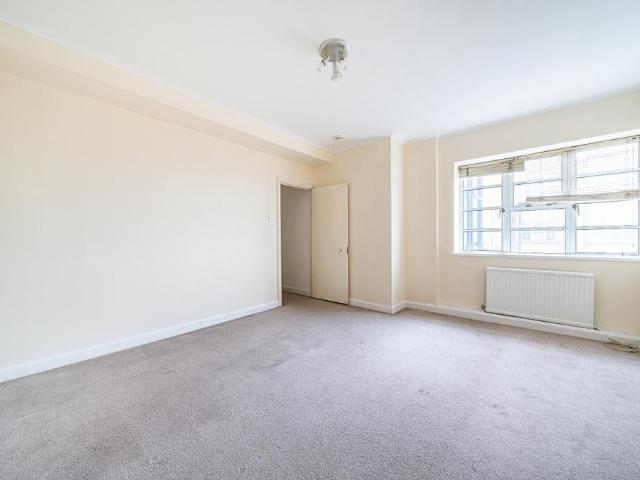 Vicarage Gate London W8 2 bed flat to rent £3,000 pcm £692 pw