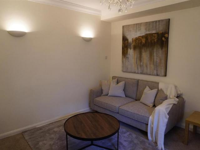 Vicarage Gate, London W8 2 bed flat to rent £3,012 pcm £695 pw