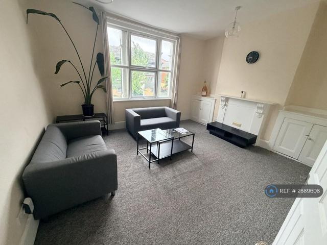 Vicarage Lane, London, E15 3 bed flat to rent £2,150 pcm £496 pw