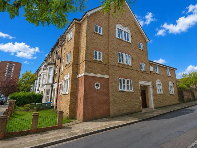Vicarage Park, Plumstead 2 bed flat to rent £1,900 pcm £438 pw
