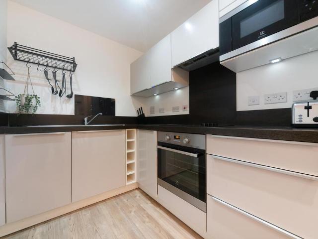 Vicarage Rd, Croydon, CR0 2 bed flat to rent £1,800 pcm £415 pw