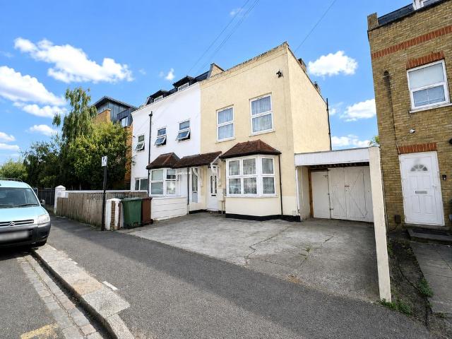 Vicarage Road, London, E10 5 bed house to rent £3,600 pcm £831 pw