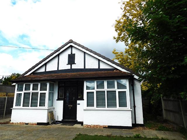 Vicarage Road, Sunbury On Thames TW16, 2 bed bungalow to rent, £1,750 pcm | PrimeLocation