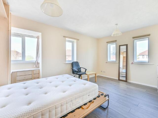 Vicars Bridge Close, Alperton. Studio to rent £2,500 pcm £577 pw