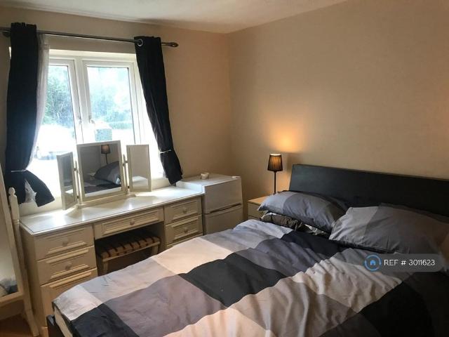 Vicars Bridge Close, Wembley, HA0 3 bed flat to rent £2,200 pcm £508 pw