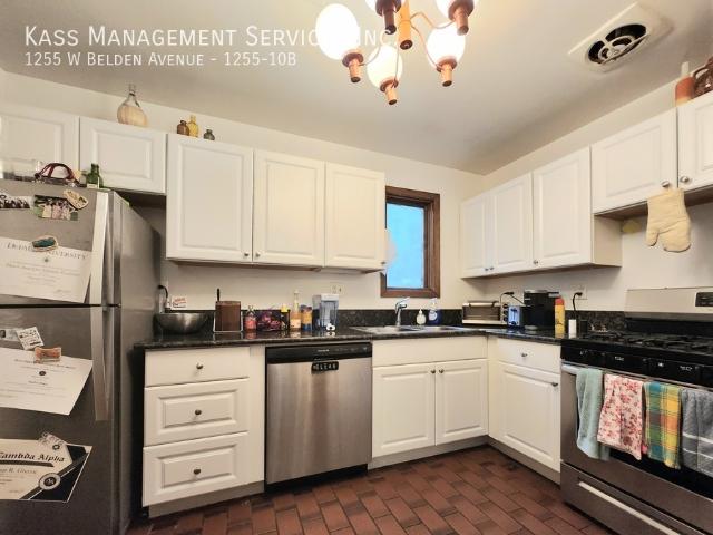Video Tour Attached! Lincoln Park 3bd.2bth DUPLEX UP with HUGE Bedrooms, Dishwasher, Central Heat + Air!
