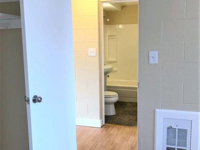 Viewmont Apartments | Modern Comfort Meets Everyday Convenience Studio Apartment for Rent at 219 Bellevue Ave E, Seattle, WA 98102 Broadway