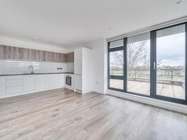 Viewpoint House, Staines Upon Thames TW18, 2 bed flat to rent, £1,800 pcm | PrimeLocation