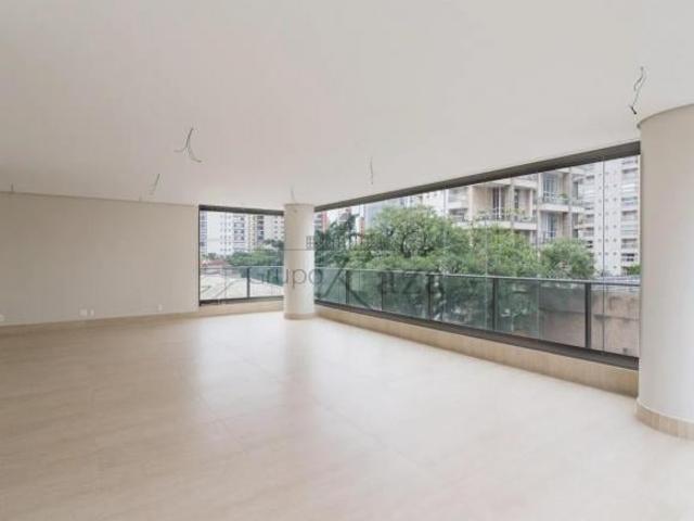Vila Nova Conceição 4 Dormitórios 195m². 4 Grs. 5.300.000