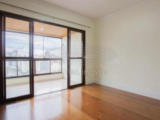 Vila Nova Conceição | Apartamento com 2 Vagas de Garagem!