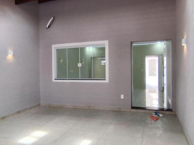 Vila Tupi: Casa de 3 Dormitórios com Churrasqueira e Acabamento de
