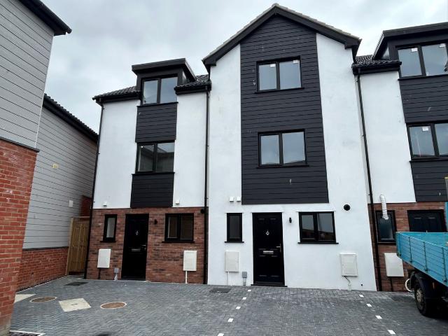 Villa Place, Albion Road NR30, 4 bed end terrace house to rent, £1,100 pcm | PrimeLocation