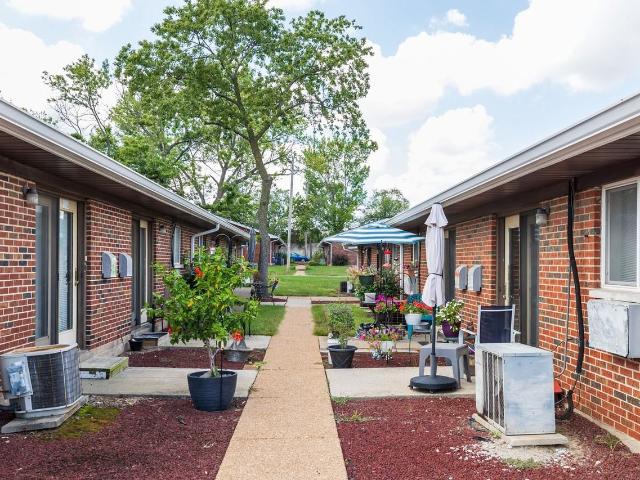 Villa Roma Apartments 2 Bedroom Apartment for Rent at 901 Broadmoor Ln, Saint Charles, MO 63301