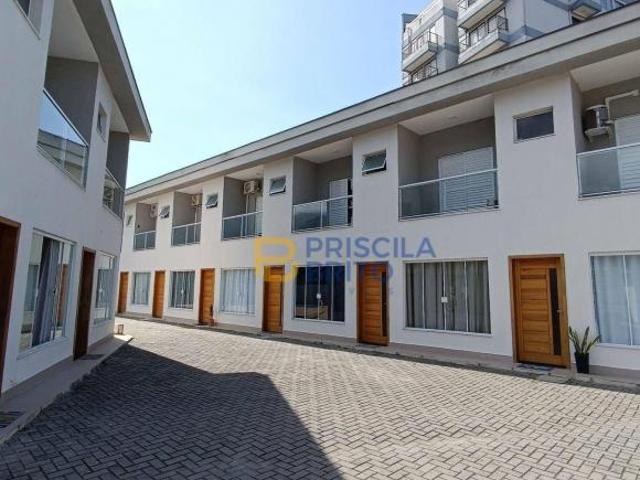 Village mobiliado, 2 suítes, churrasqueira privativa e piscina à venda, por R$ 530.000 Massaguaçu