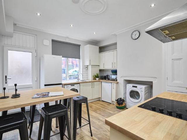 Village Place, Leeds LS4 6 bed house to rent £3,770 pcm £870 pw