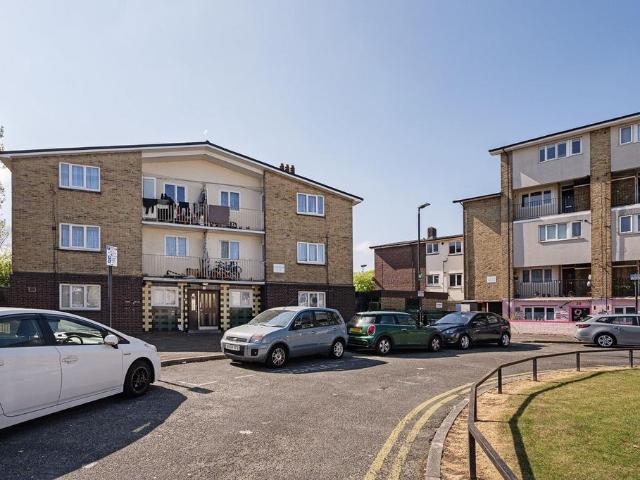Villiers Close, Leytonstone, London, E10 3 bed maisonette to rent £2,500 pcm £577 pw