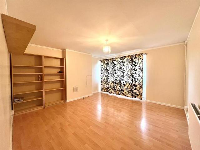 Villiers Close, London E10 3 bed flat to rent £2,000 pcm £462 pw