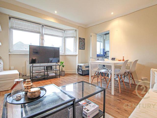 Villiers Close, SURBITON KT5 2 bed maisonette to rent £1,750 pcm £404 pw