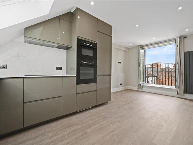 Villiers Road, London, NW2 2 bed apartment to rent £2,300 pcm £531 pw