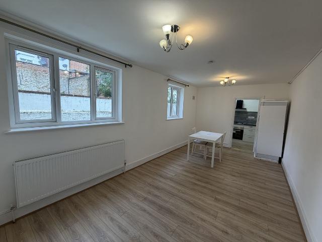Villiers Road, London NW2, 2 bed flat to rent, £2,000 pcm | PrimeLocation