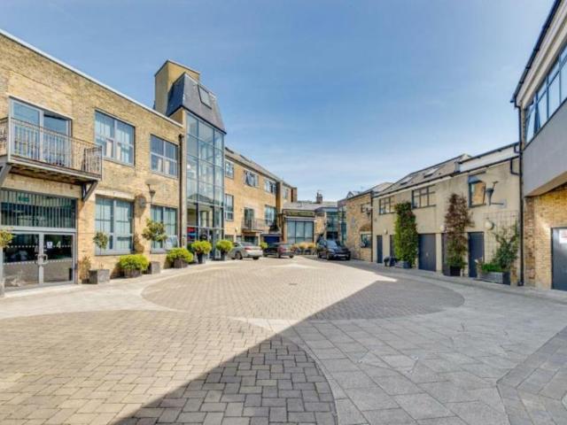 Villiers Road Willesden Green NW2 4 bed flat to rent £4,117 pcm £950 pw
