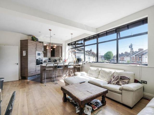 Villiers Road, Willesden, NW2 4 bed flat to rent £4,116 pcm £950 pw
