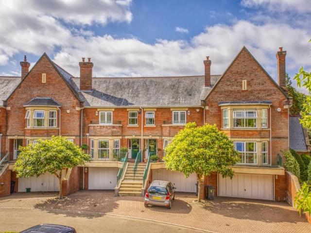 Virginia Water, Surrey 5 bed townhouse to rent £5,000 pcm £1,154 pw
