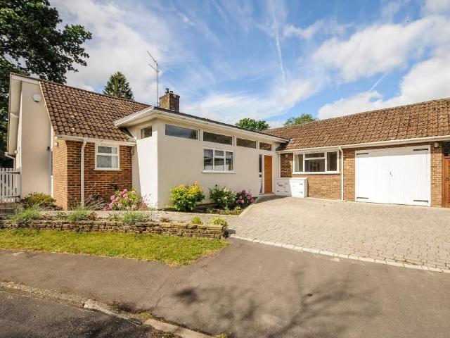 Virginia Water, Surrey, GU25 4 bed detached house to rent £3,250 pcm £750 pw