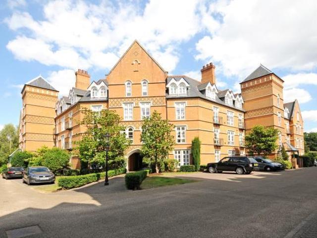 Virginia Water, Surrey, GU25 2 bed flat to rent £2,200 pcm £508 pw