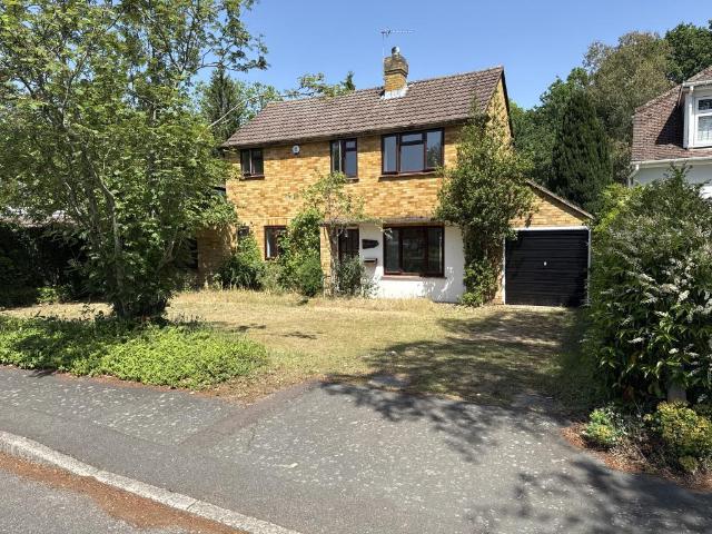 Virginia Water, Surrey, GU25 3 bed detached house to rent £2,950 pcm £681 pw