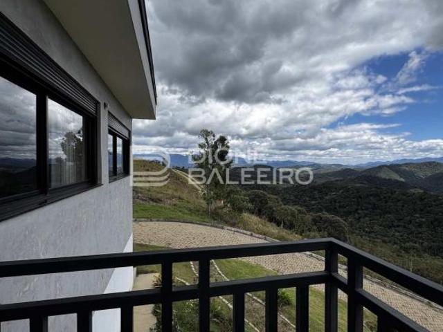 Vista 360° com duas casas e privacidade total