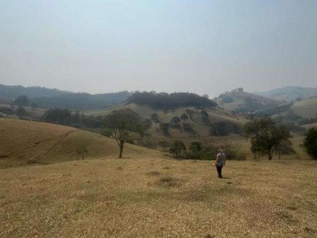 VISTA 360 GRAUS PARA AS MONTANHAS, RUA EXCLUSIVA E ÁGUA EM ABUNDÂNCIA