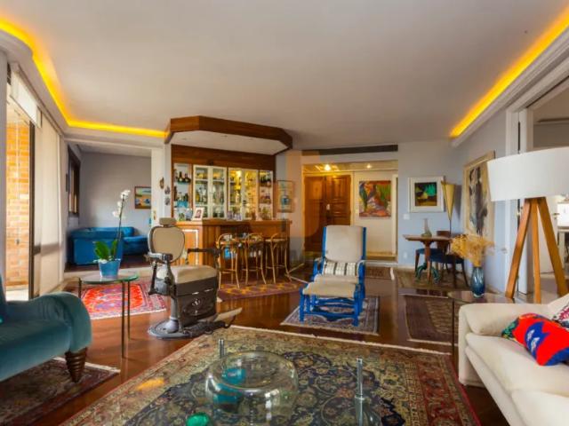 Vista total para o pacaembu neste apartamento de alto padrão