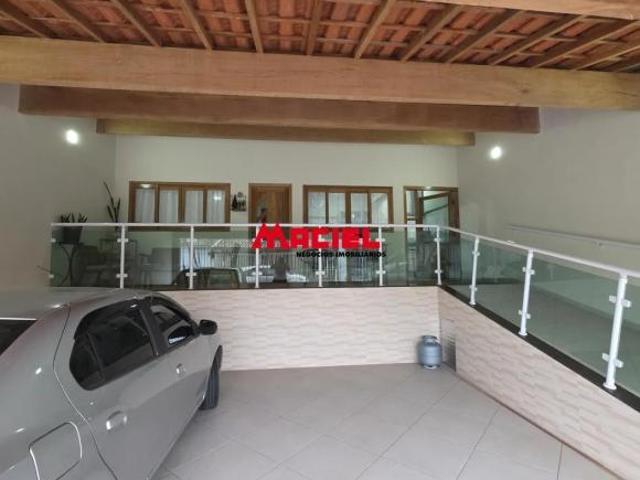 Vista Verde: Casa Pronta para Morar com Piscina, Energia Solar e Acabamento Premium