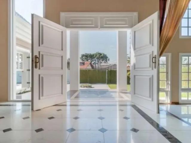 Vista Alegre: Casa com 382m², 4 quartos, 4 vagas com amplo terreno próximo ao Bosque do Alemão